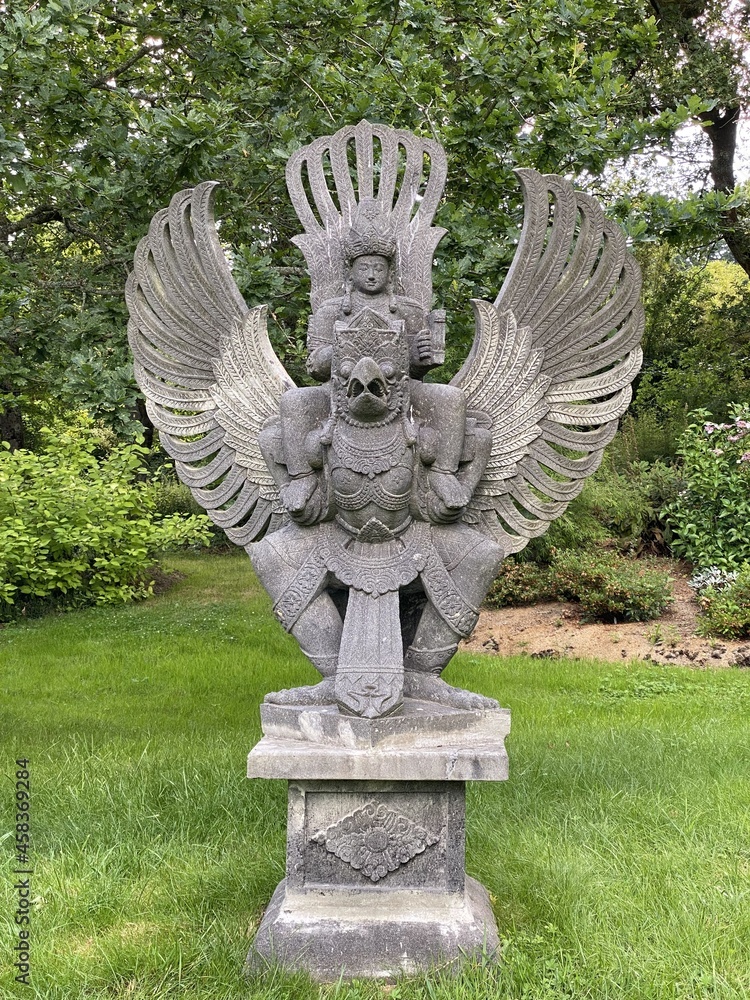Sculpture en pierre dans le jardin du Loriot foto de Stock | Adobe Stock