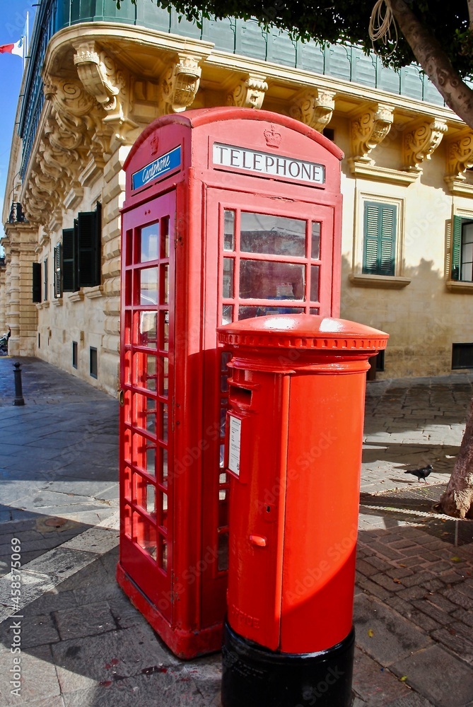 Foto de Traditional red British phone booth and mail drop box outside ...