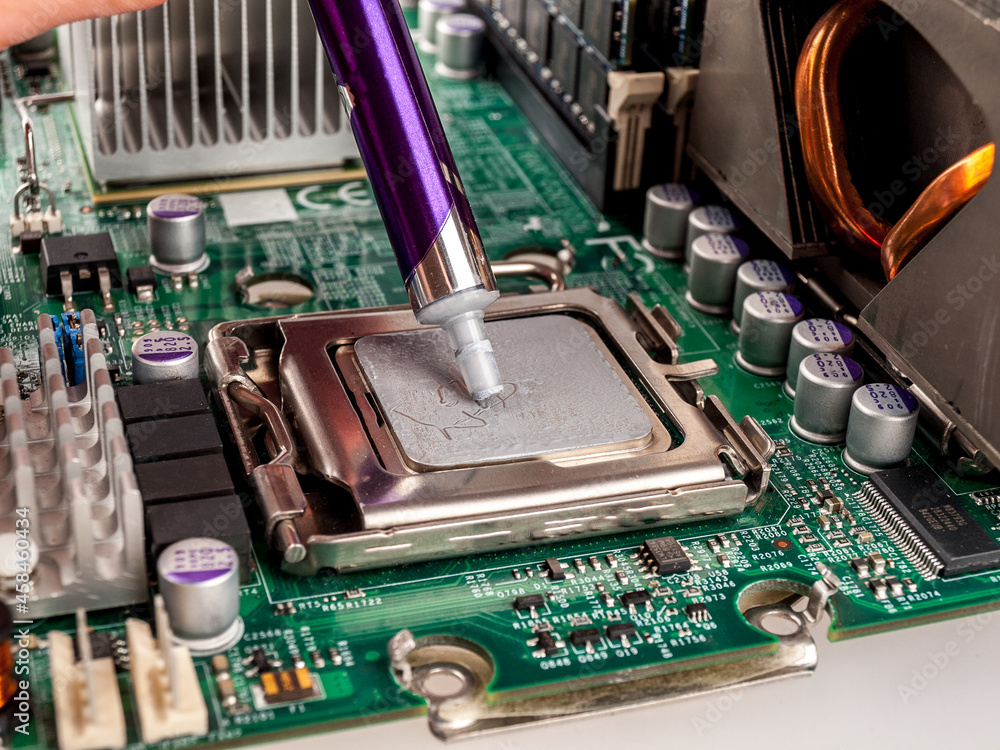 Application of thermal paste from a special syringe to the CPU cover ...