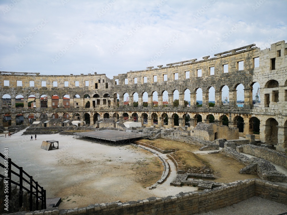 Pula Amphitheater, Altstadt, Sehenswürdigkeiten und Strand Stock Photo ...