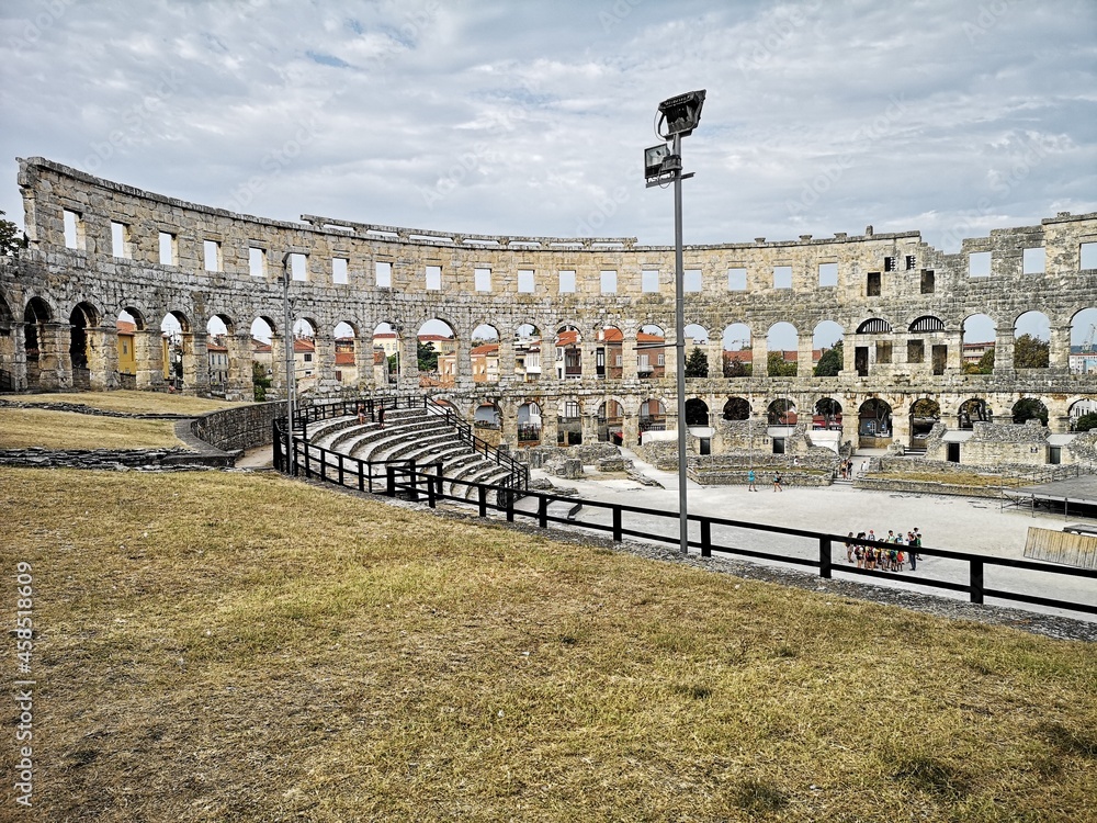 Pula Amphitheater, Altstadt, Sehenswürdigkeiten und Strand Stock Photo ...