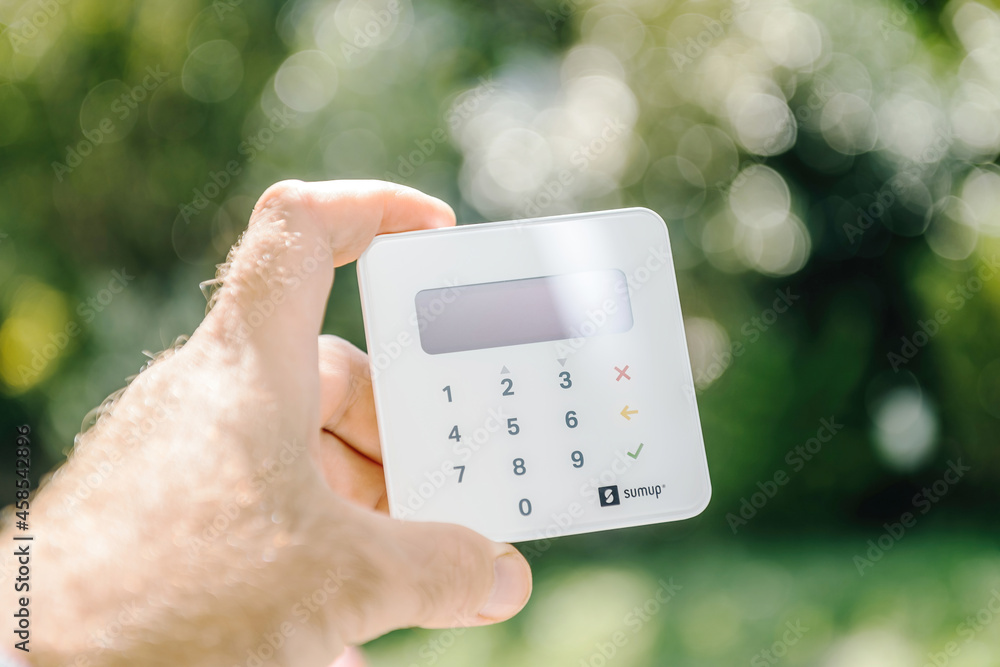 Foto de Paris, France - Sep 8, 2021: Male hand holding new SumUp EMV ...