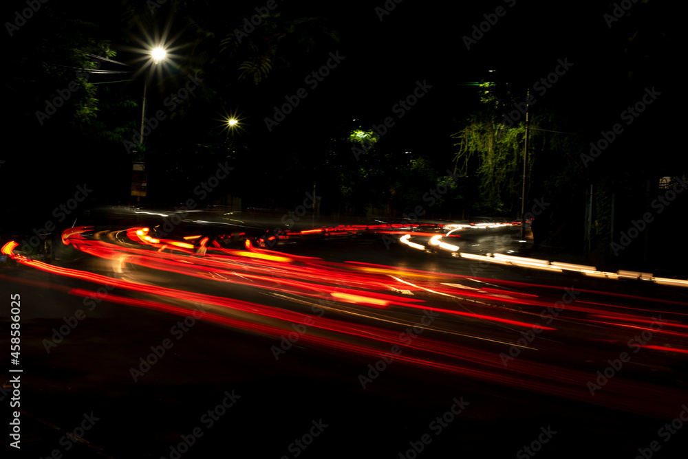 Foto de Car Light trails on a city street in a dark black night. Photo ...