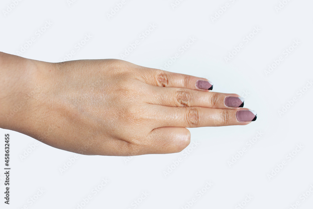 MANO DE MUJER CON MANICURE EXTENDIENDO 3 DEDOS Y DOS DEDOS DOBLADOS CON ...