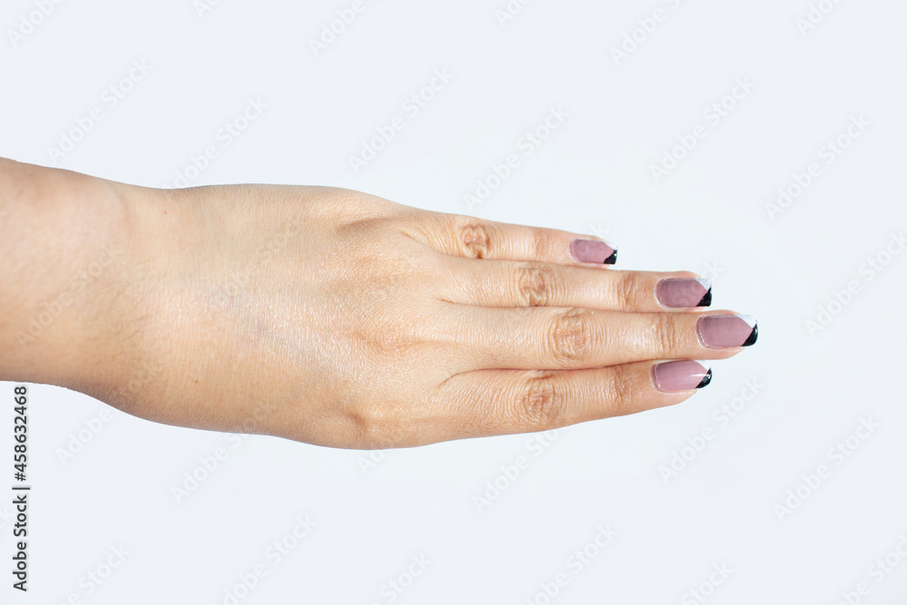 MANO FEMENINA DE MUJER CON DEDOS JUNTOS Y MANICURE SOBRE FONDO BLANCO ...