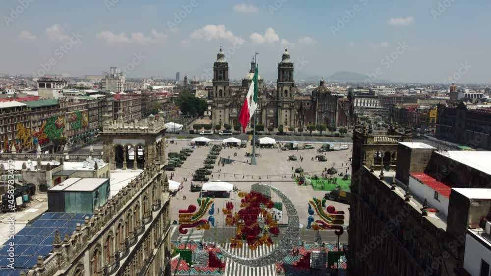 Vidéo Stock Aerial view of the iconic giant Mexican flag in Zocalo ...