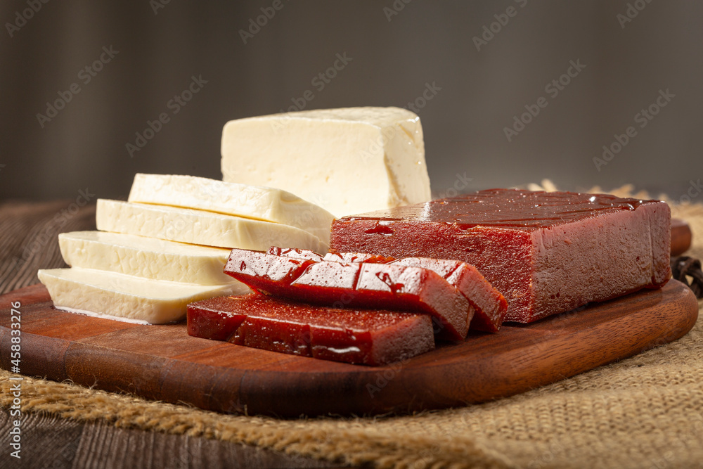 Foto de Guava jam with sliced cheese on the table. Romeo e Julieta, a ...