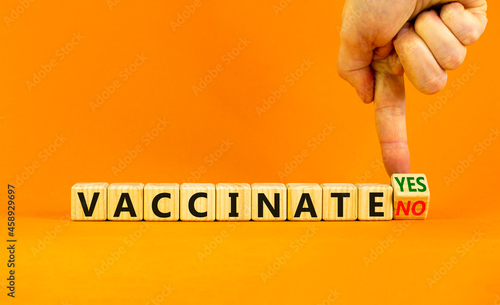 Foto de Vaccinate yes or no symbol. Doctor turns a cube and changes ...