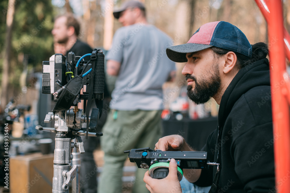 The focusing device turns focus on the set. The fokuspuler checks the ...
