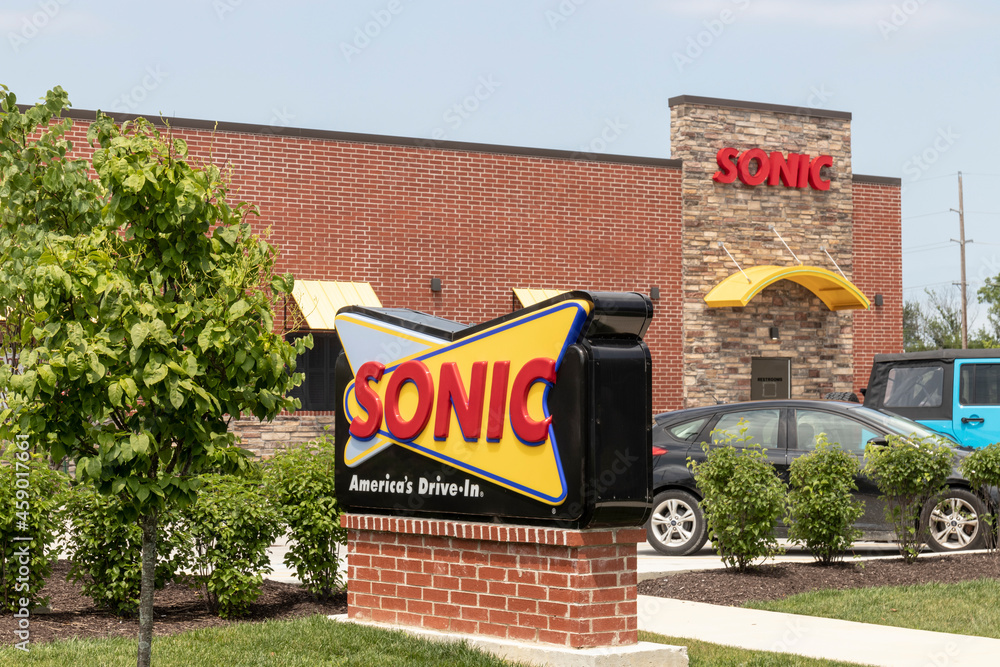 Foto de Sonic Drive-In Fast Food Location. Sonic is a Drive-In ...
