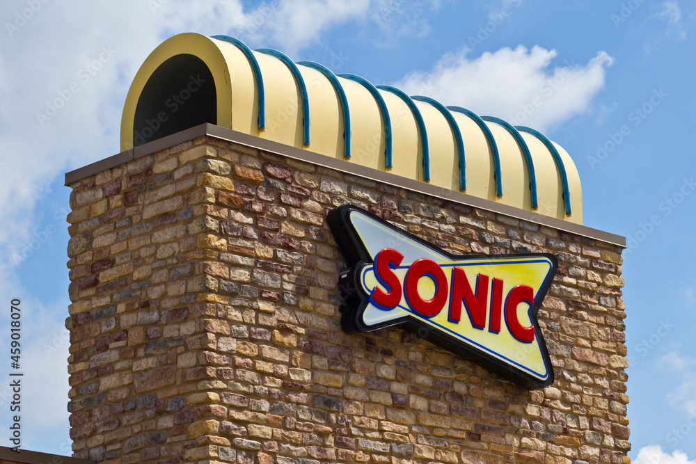 Foto de Sonic Drive-In Fast Food Location. Sonic is a Drive-In ...