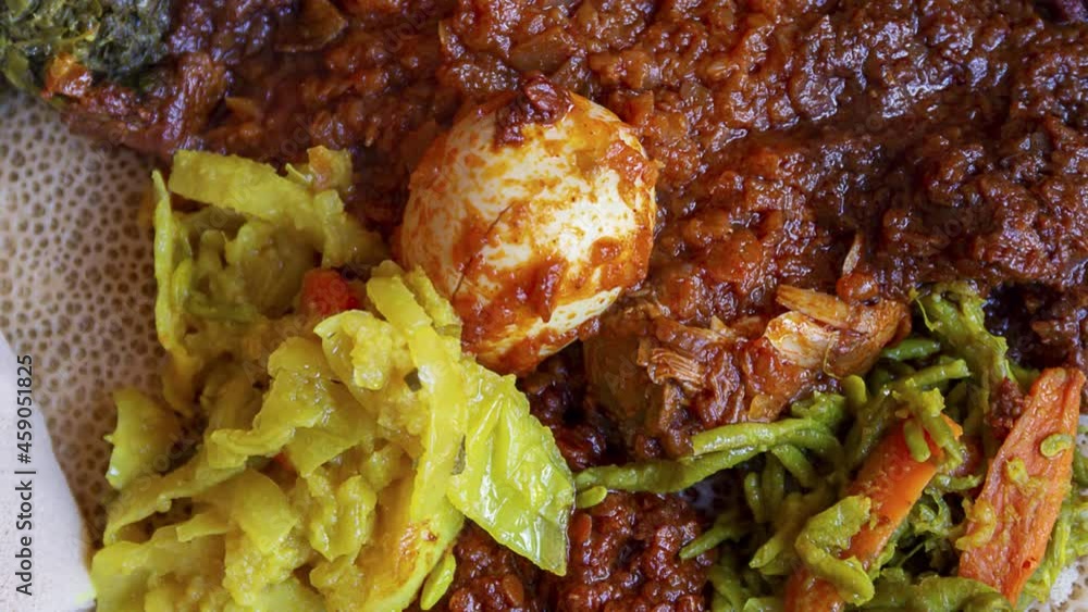 Vidéo Stock Pan across Injera served with chicken, egg, doro wat ...