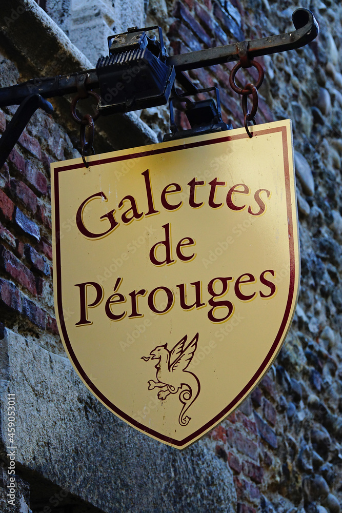 Galettes de Pérouges, spécialité régionale dans la cité médiévale Stock ...