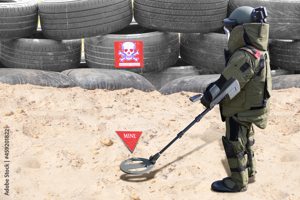 Bomb disposal expert destroyed using metal detector to suspicious under ...