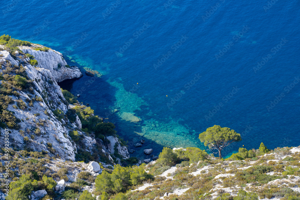Vue de bord de mer (eau bleu turquoise) dans les calanques de Marseille ...