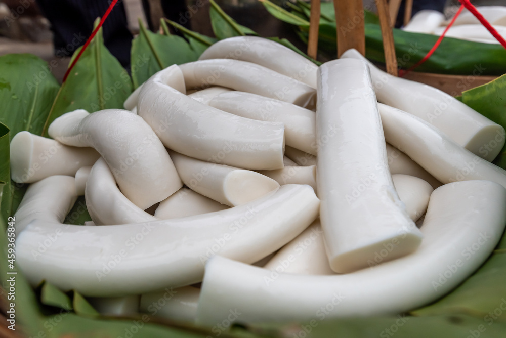 The production process of traditional Chinese snacks, rice strips, is a ...