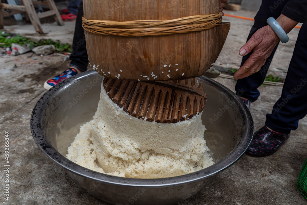 The production process of traditional Chinese snacks, rice strips, is a ...
