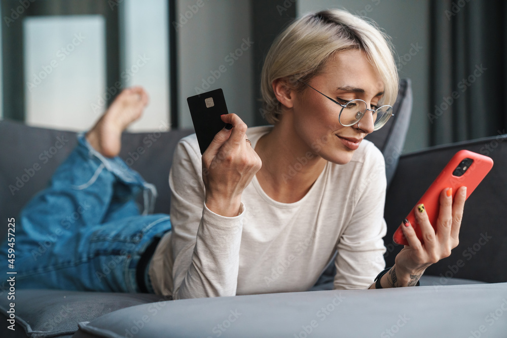 Smiling Blonde Mid Aged Woman Shopping Online Stock Foto Adobe Stock