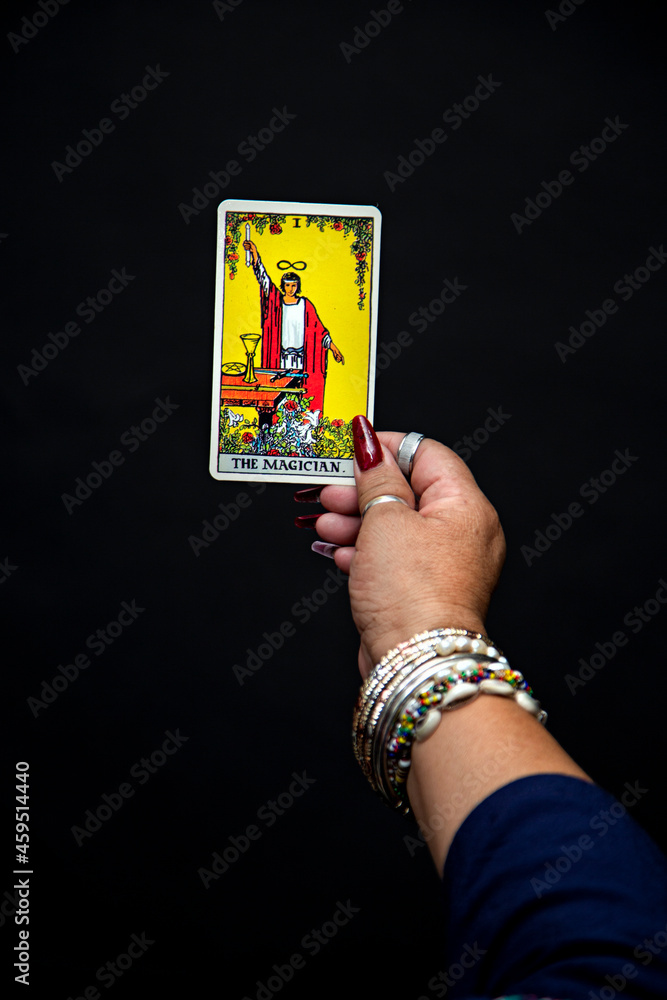 Carta del mago mostrada por una mano en fondo negro, THE MAGICIAN Stock ...