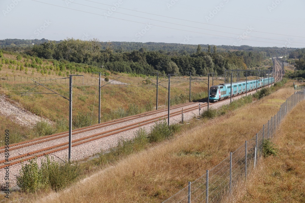 2021.09.12 Passage d’un TGV OUIGO de la SNCF sur la LGV SEA Stock Photo | Adobe Stock