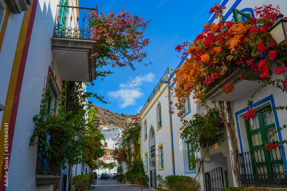 Spain, Gran Canaria, 18.09.2021: Streets of a popular tourist ...