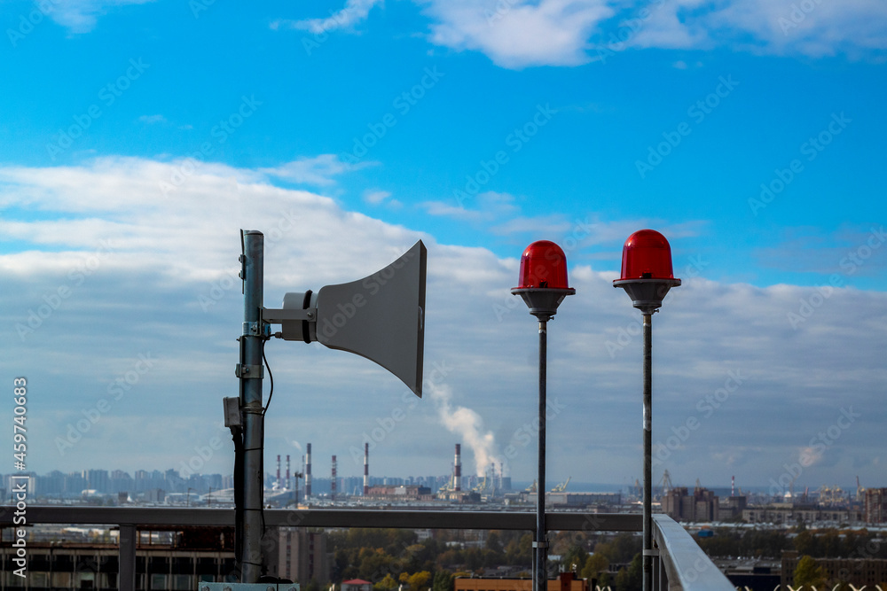 Speaker speaker and red signal lights on the roof of a high-rise ...