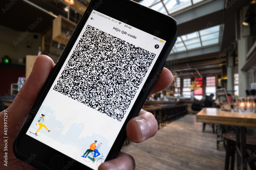 Stockfoto AMSTERDAM: NETHERLANDS - JULY 29 2021: Smartphone with QR ...