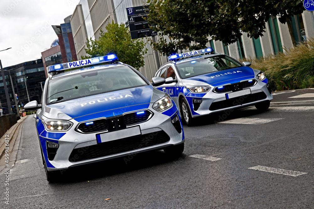 Samochód służbowy polskiej policji państwowej podczas akcji ratunkowej ...