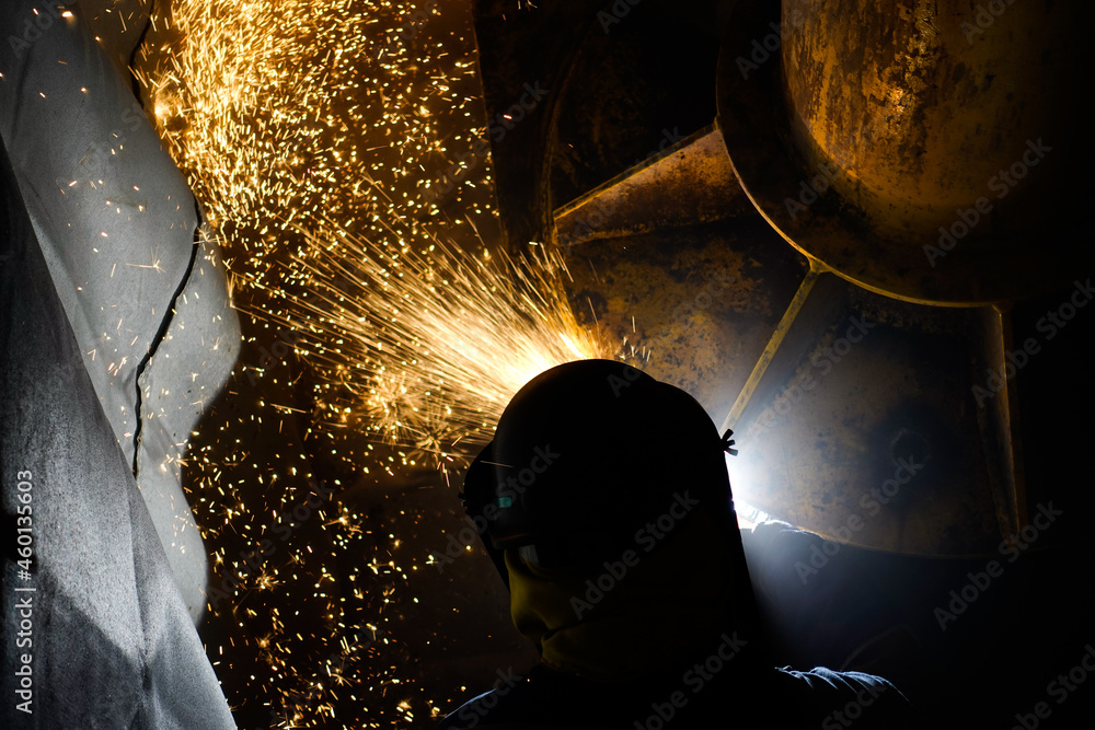 Foto de welder use electric wheel grinding on steel structure in ...