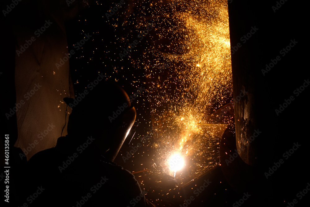 Foto de Welder weld steel structure in offshore oil and gas platform ...