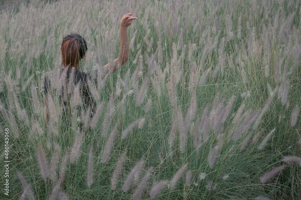 Foto de Back view point of young women raising her hand with victory ...