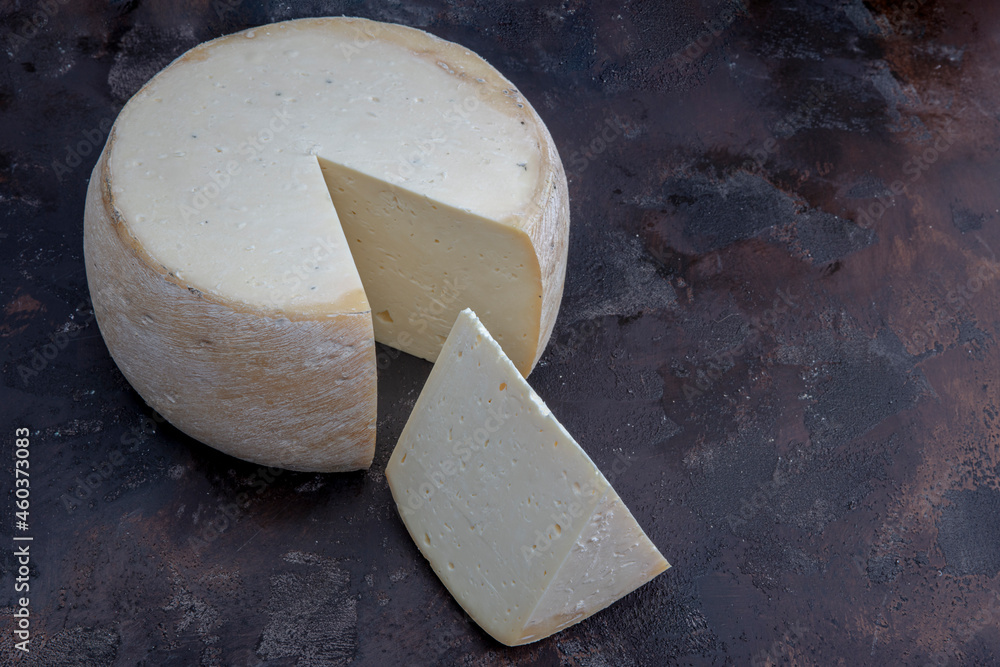 Foto de Old cheddar cheese. Wheel aged cheese. Aged cheddar cheese ...