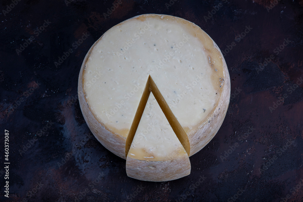 Foto de Old cheddar cheese. Wheel aged cheese. Aged cheddar cheese ...