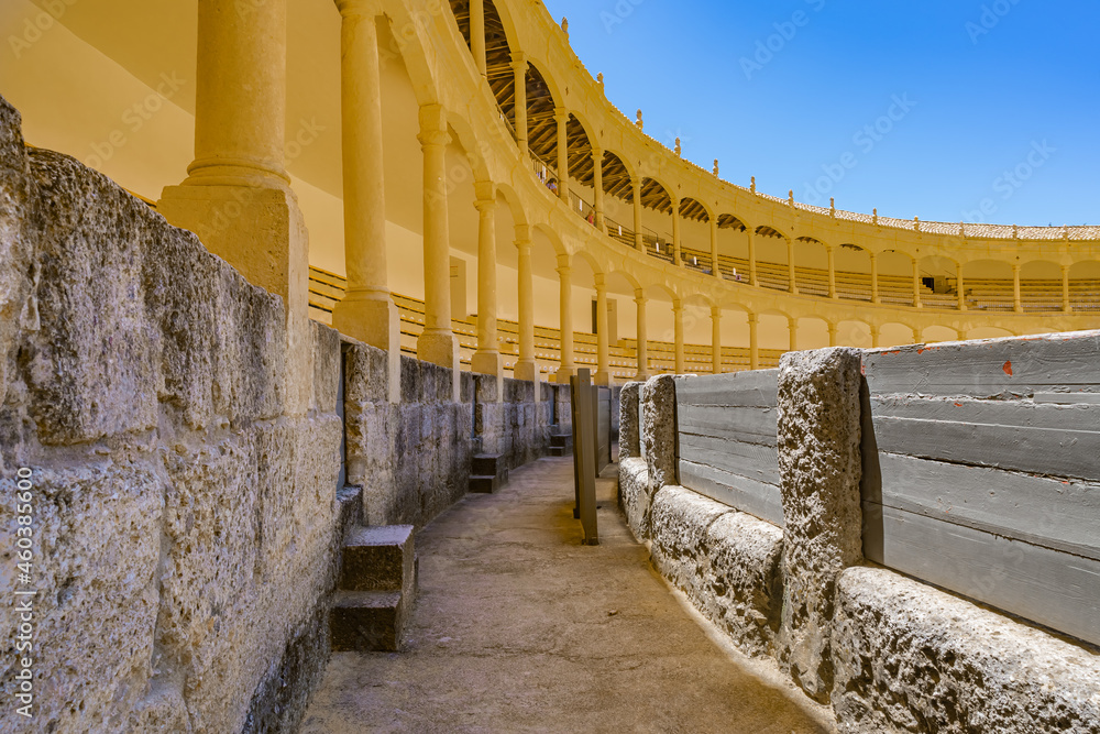 Fotografía Pasadizo del burladero y las gradas de una antigua plaza de ...