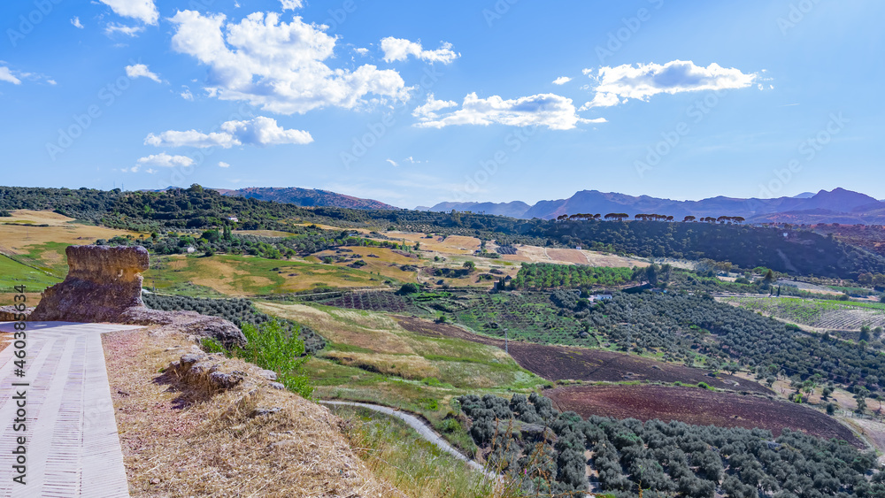 Paisaje del valle de Ronda con un camino que lleva a las ruinas de las ...