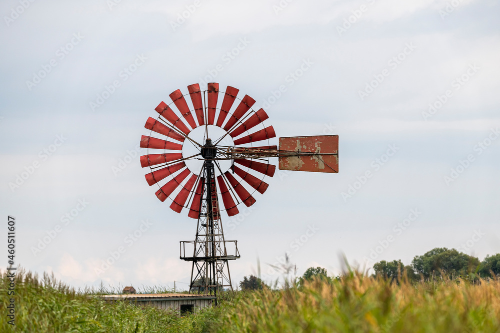 nostalgisches großes rundes rotes Windrad in der Landschaft Stock-Foto ...