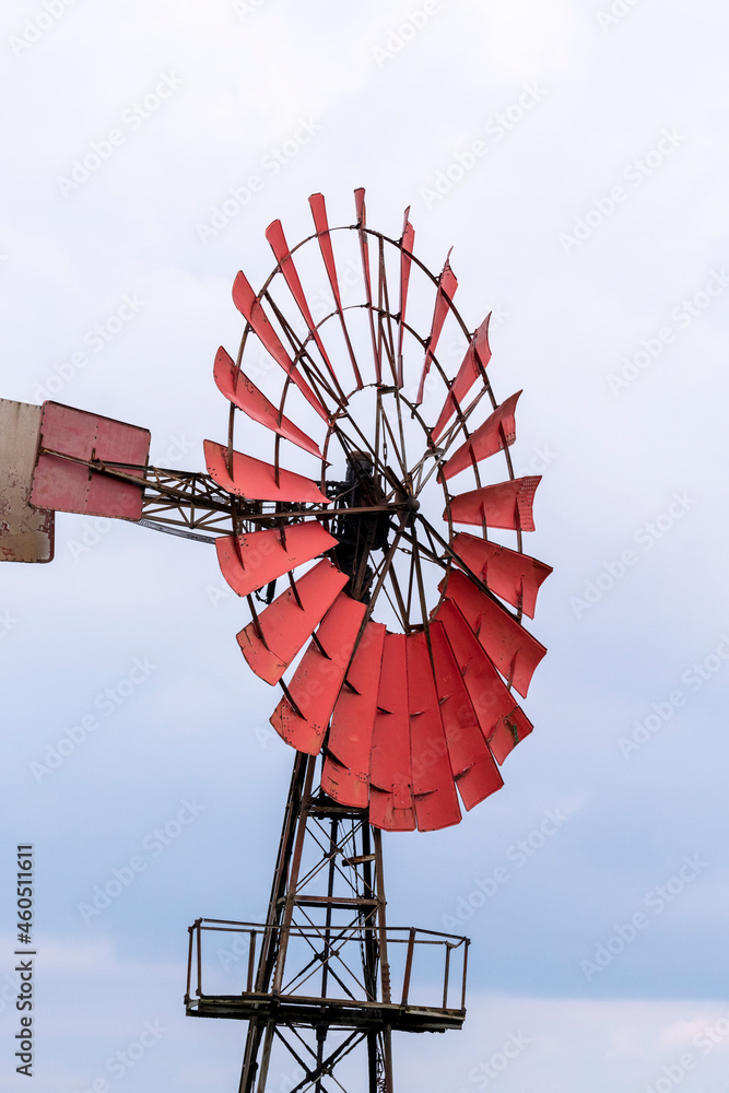 nostalgisches großes rundes rotes Windrad in der Landschaft Stock Photo ...