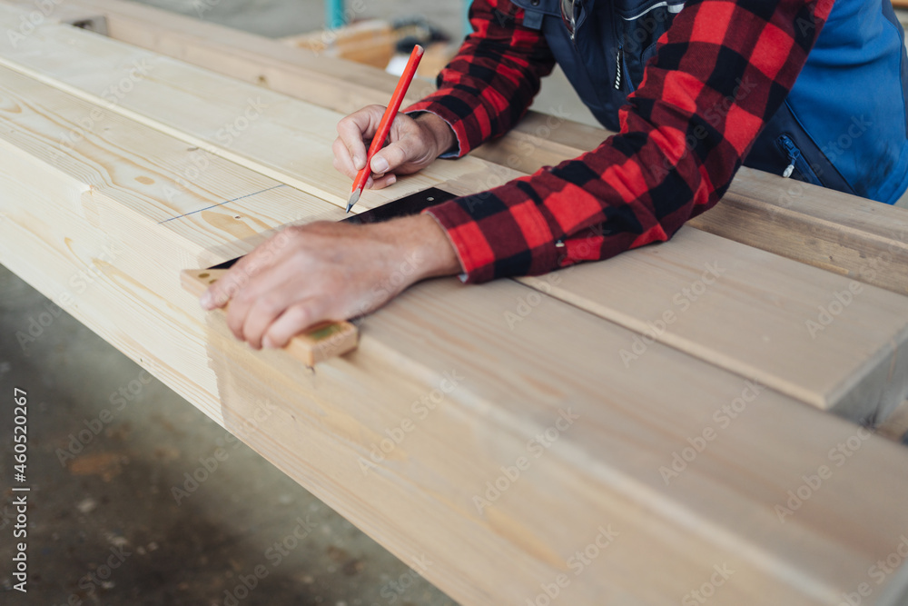 Carpenter using a right angle tool to check a beam of wood ภาพถ่ายสต็อก ...