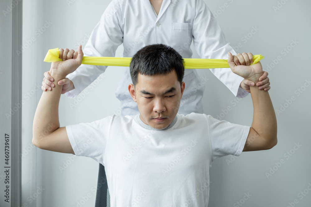 Foto de Female physiotherapists are helping male patients with arm ...