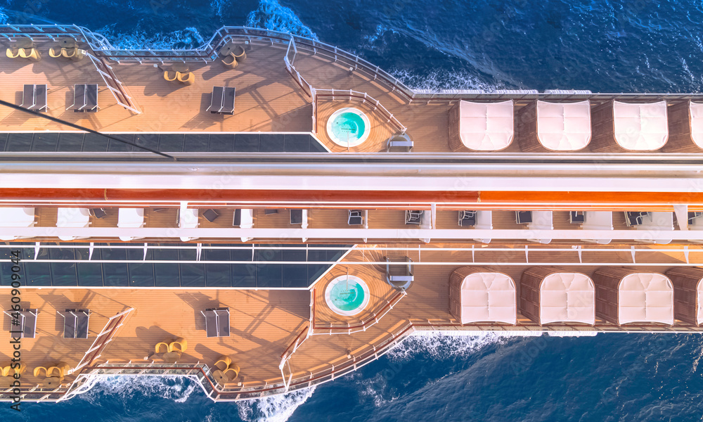 Reflet du pont promenade du MSC Seaside, navire de croisière de la ...