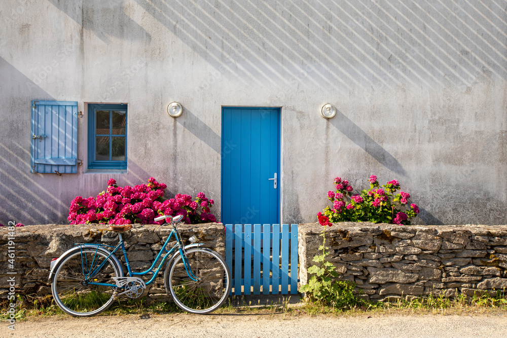 Vieux vélo bleu le long d'une maison dans les rues de l'île de ...