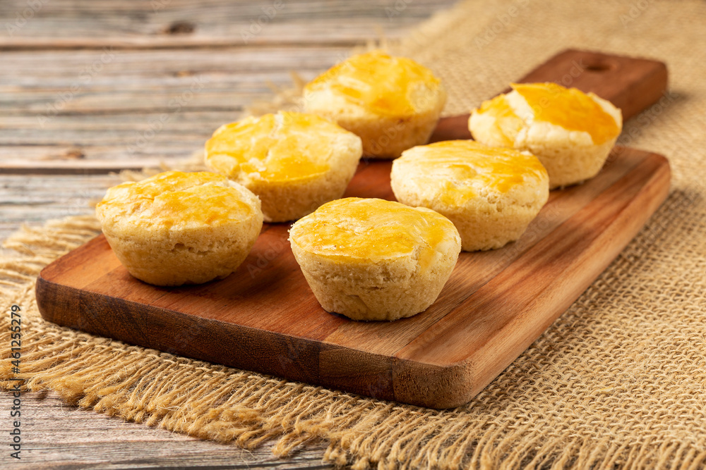 Foto de Empada or empadinhas, a traditional Brazilian snack of frago ...