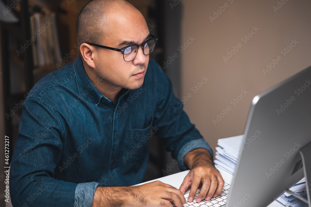 Fotografia do Stock: Young asian businessman working with computer in ...
