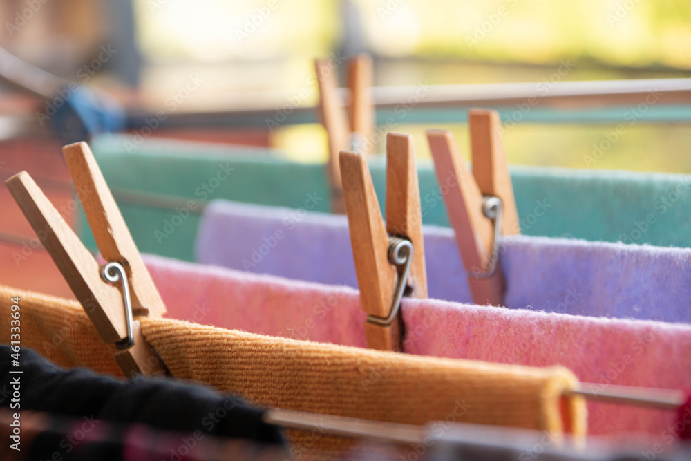 Persona recogiendo la ropa despues de secarse en el tendedero. Stock ...