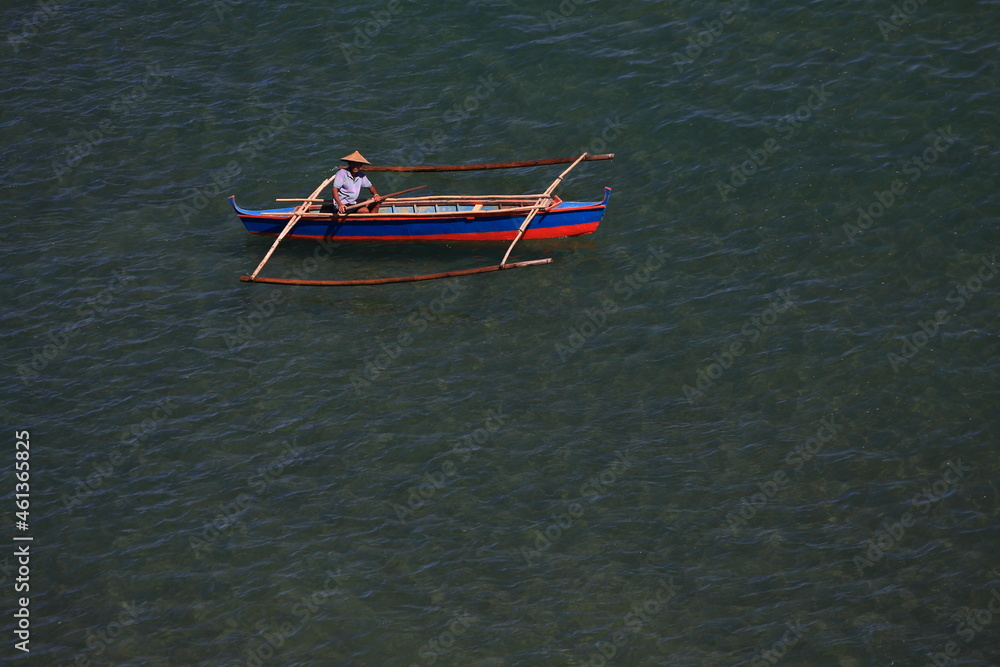 man paddling a traditional Bangka boat in the Philippines Stock Photo ...