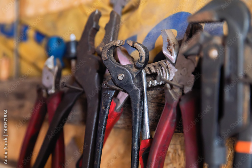 A faulty and dirty tool. Chipping and destruction of the tool ...