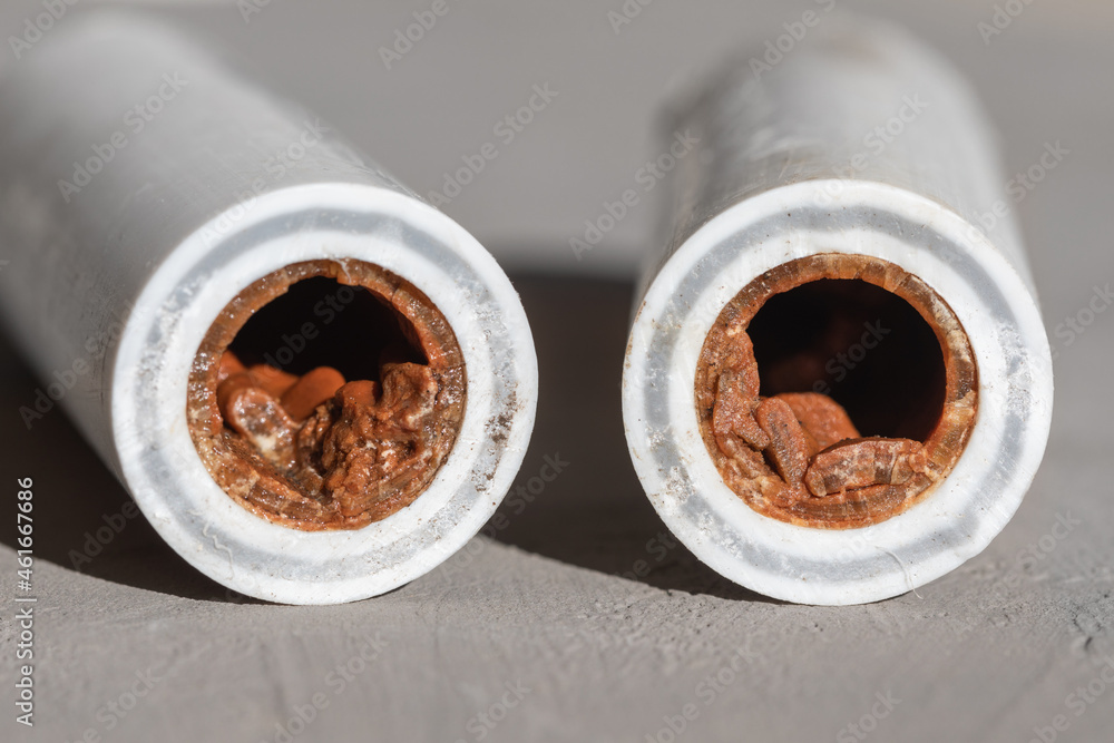 Stockfoto Old broken sludge plumbing polypropylene pipes with red rust ...