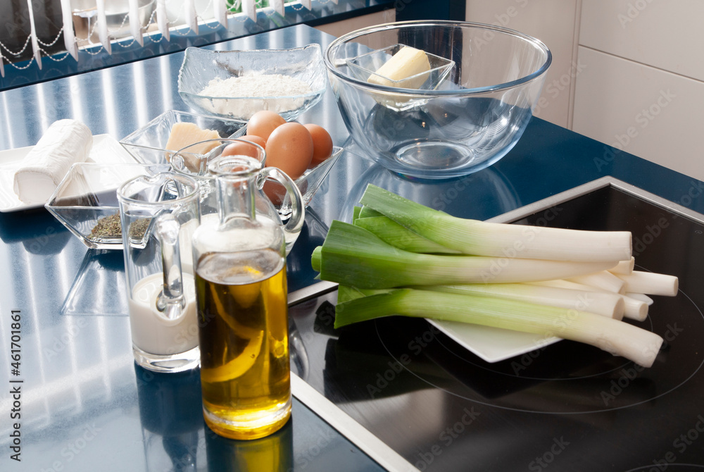 Cocina con alimentos para cocinar, verduras, huevos, mantequilla ...