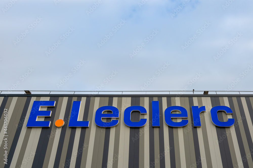 Bois-d'Arcy, France - 7 octobre 2021: Enseigne et logo sur la façade d ...