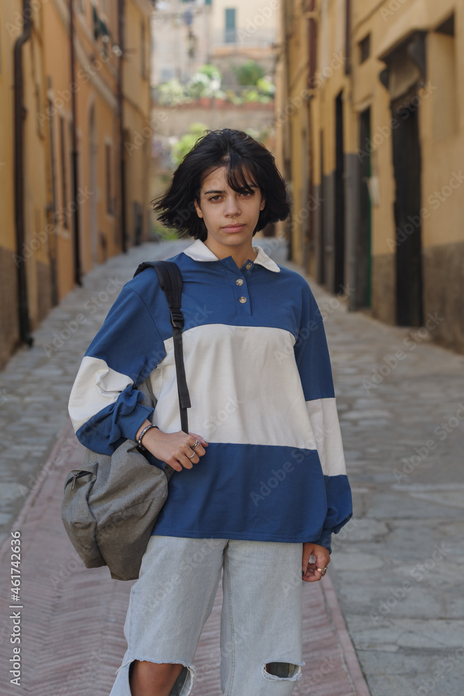 Foto de Teenage girl posing in the street of the Italian old town do ...